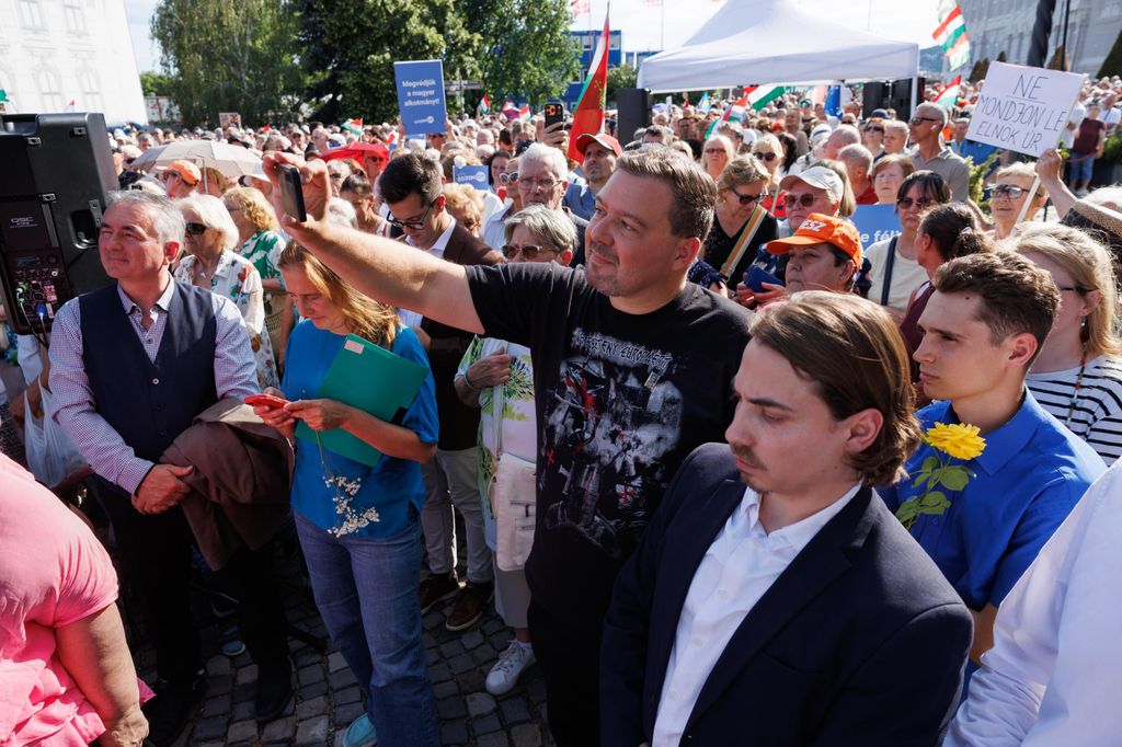 "Magyar Péter a demokráciát diktatúrára cseréli" Szimpátiatüntetés ...
