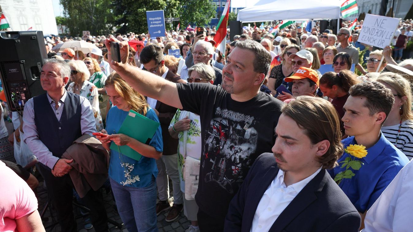 "Magyar Péter a demokráciát diktatúrára cseréli" Szimpátiatüntetés ...