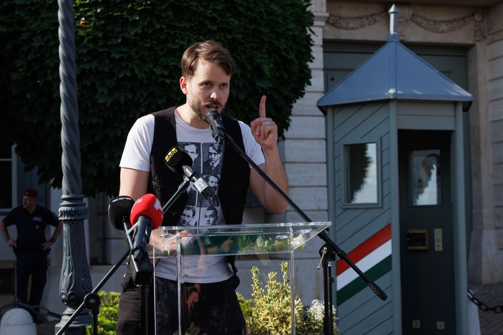 "Magyar Péter a demokráciát diktatúrára cseréli" Szimpátiatüntetés ...