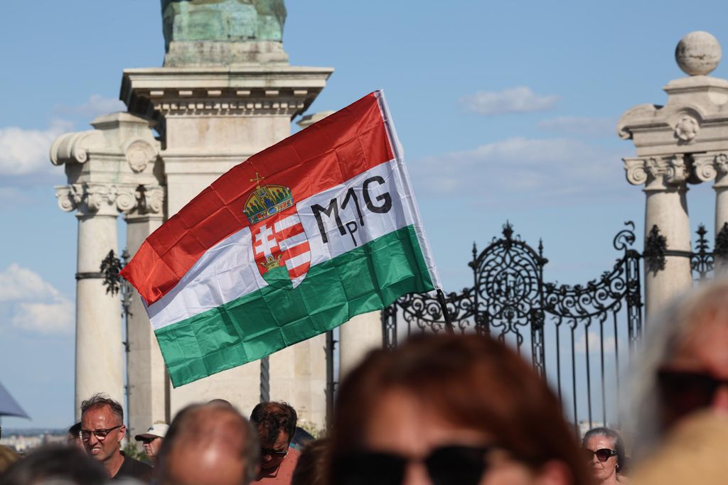 "Magyar Péter a demokráciát diktatúrára cseréli" Szimpátiatüntetés ...