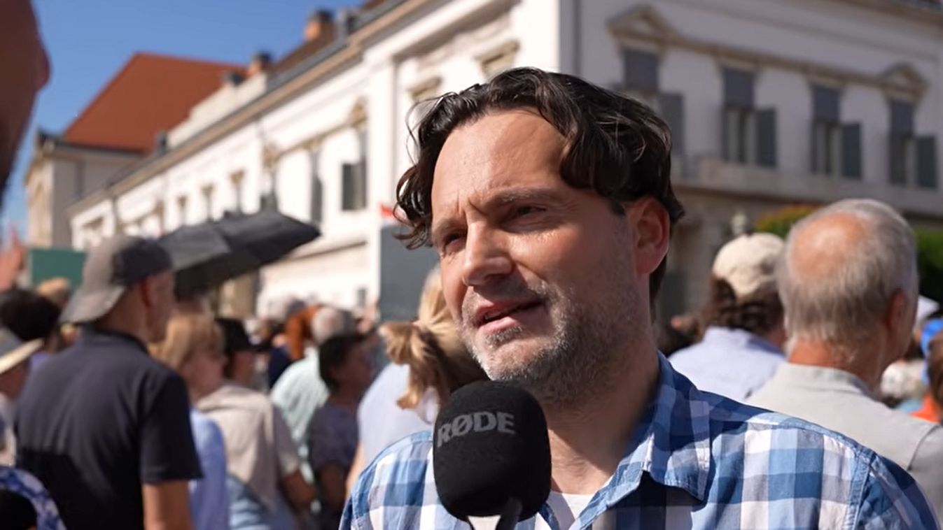 Sulyok Tamásért szólt a taps a Sándor Palota előtt